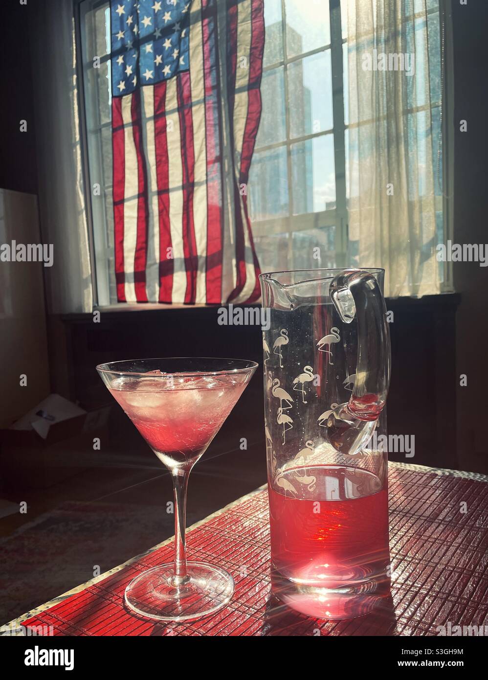 Cosmopolitan cocktail and the American flag to celebrate America‘s ...