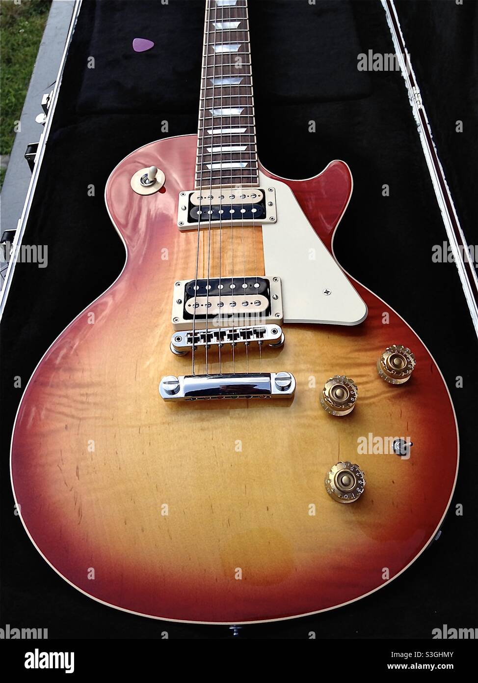 Vintage sunburst guitar hi-res stock photography and images - Alamy