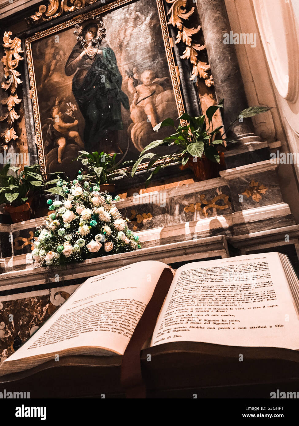 Altar small church hi-res stock photography and images - Alamy