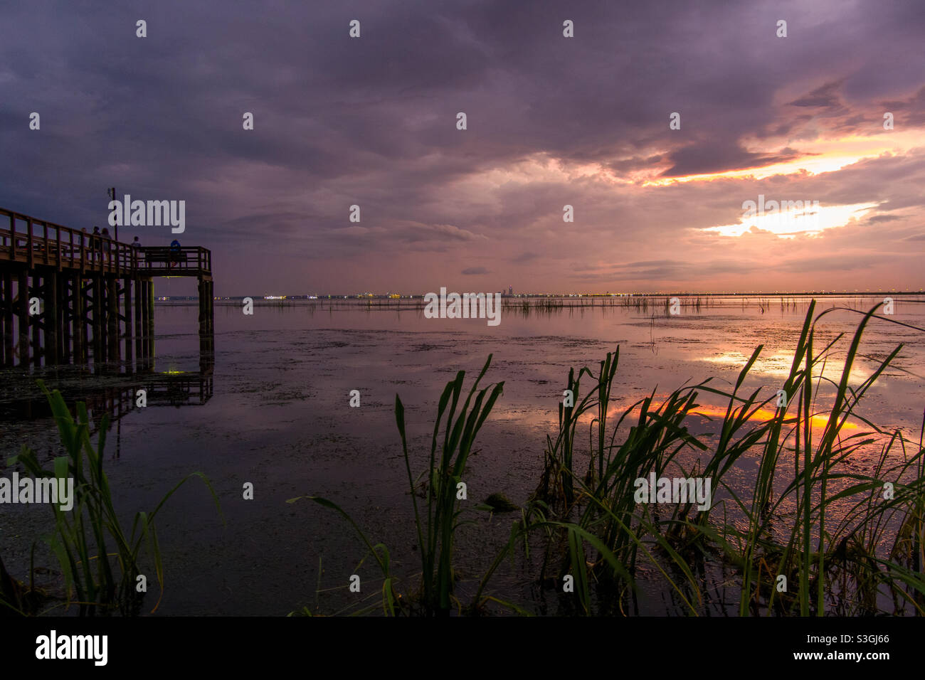 Sunset pier hi-res stock photography and images - Alamy