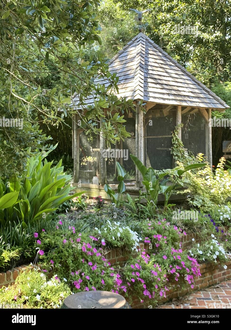 Bird enclosure hi-res stock photography and images - Alamy