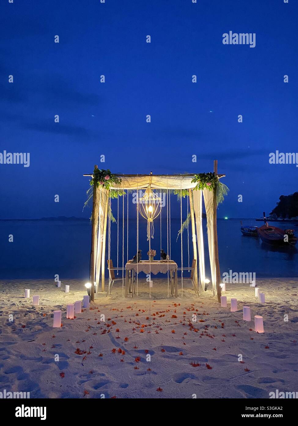 Lovers at beach at night hi-res stock photography and images - Alamy