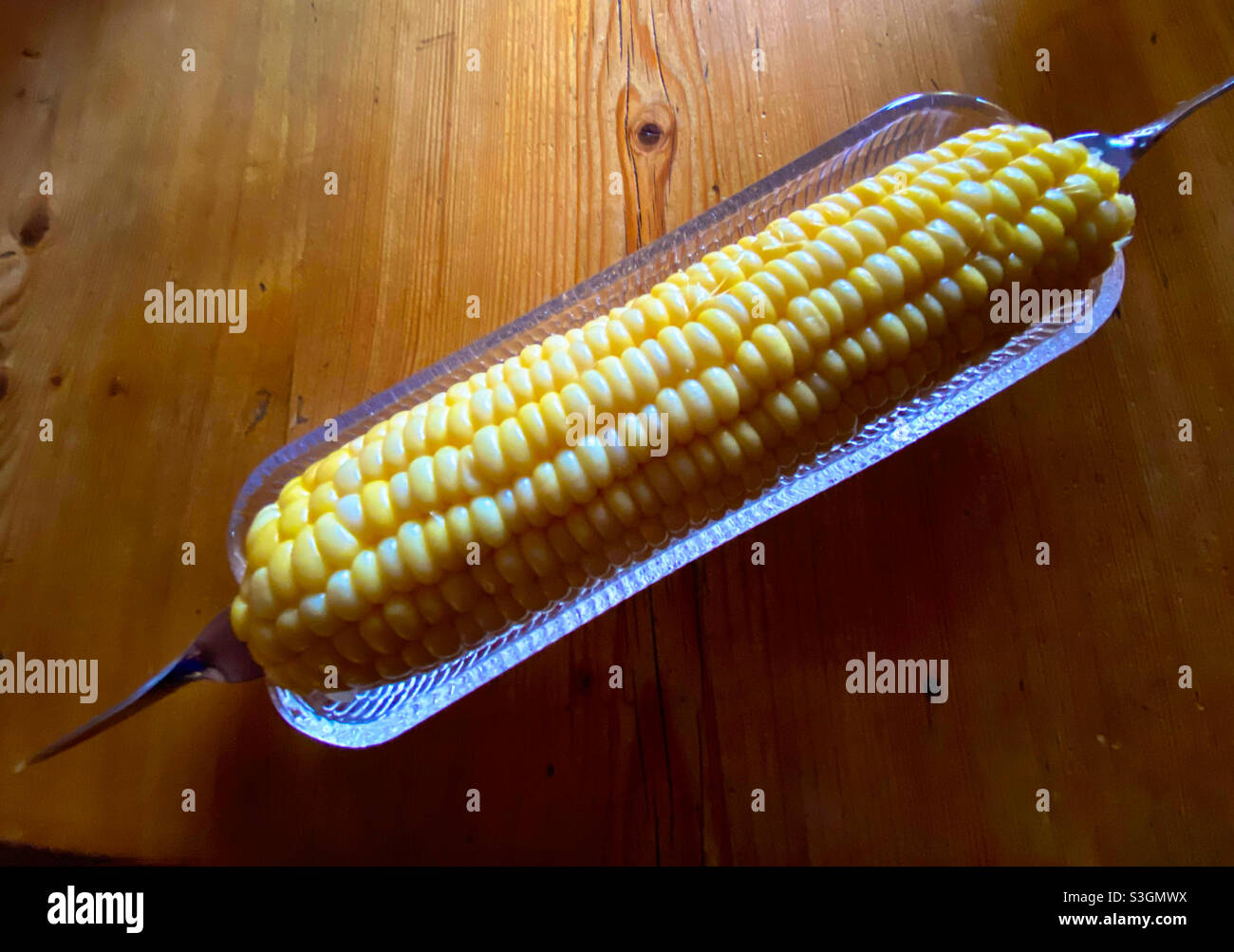 Sweet corn on a glass corn plate Stock Photo - Alamy