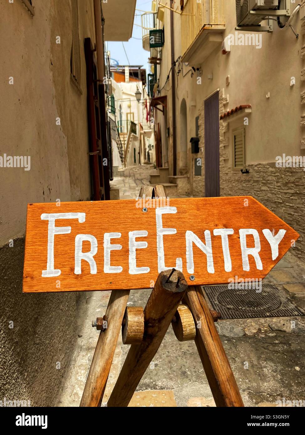 Free entry sign in an alley in Vieste, Italy Stock Photo - Alamy