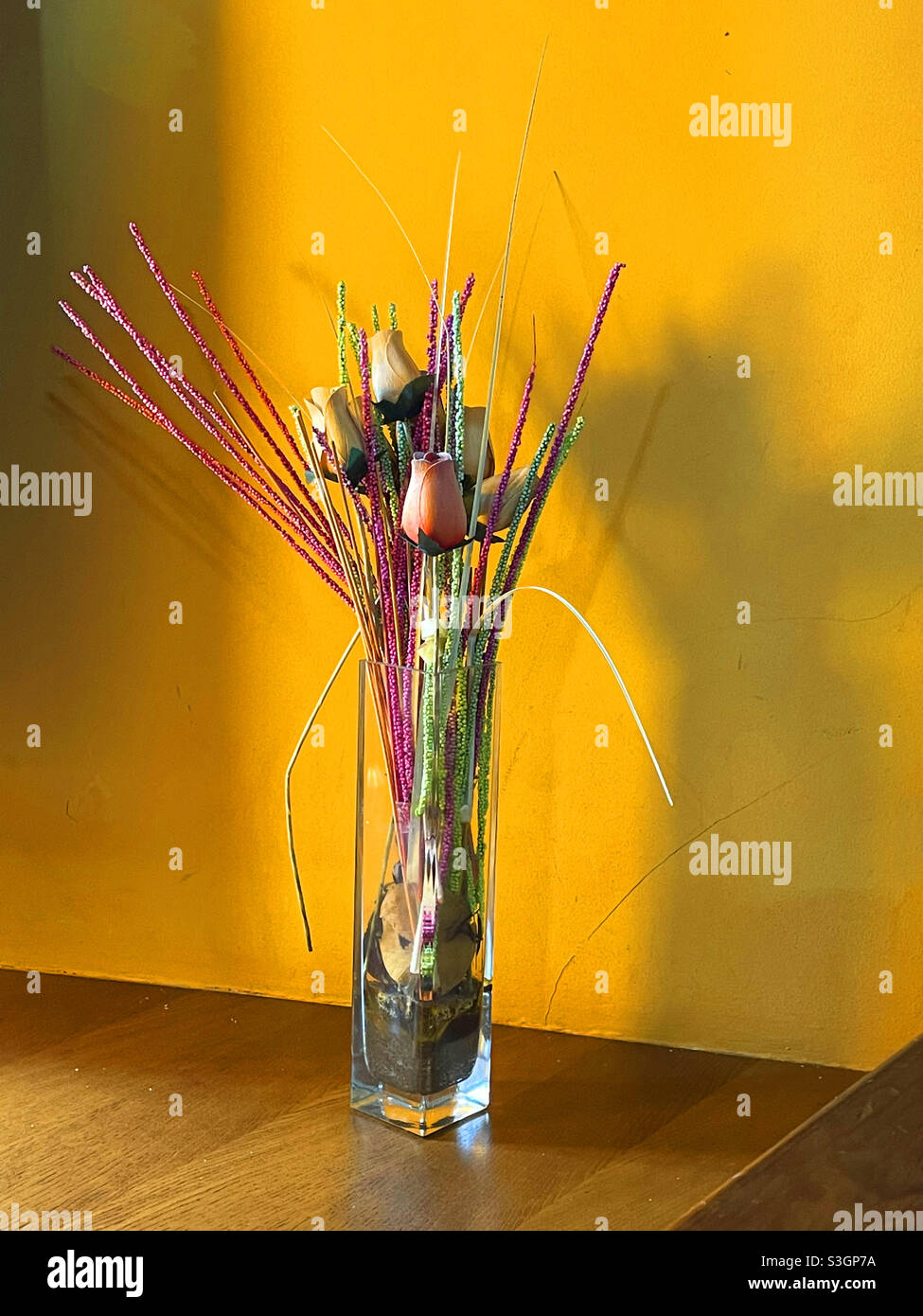 Decorative vase of flowers hi-res stock photography and images - Alamy