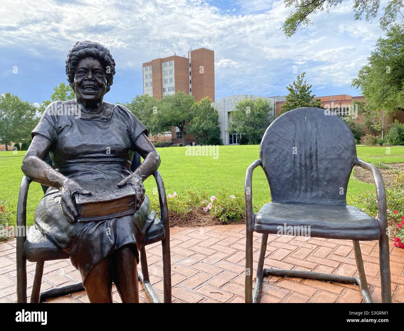 Statue woman book hi-res stock photography and images - Alamy