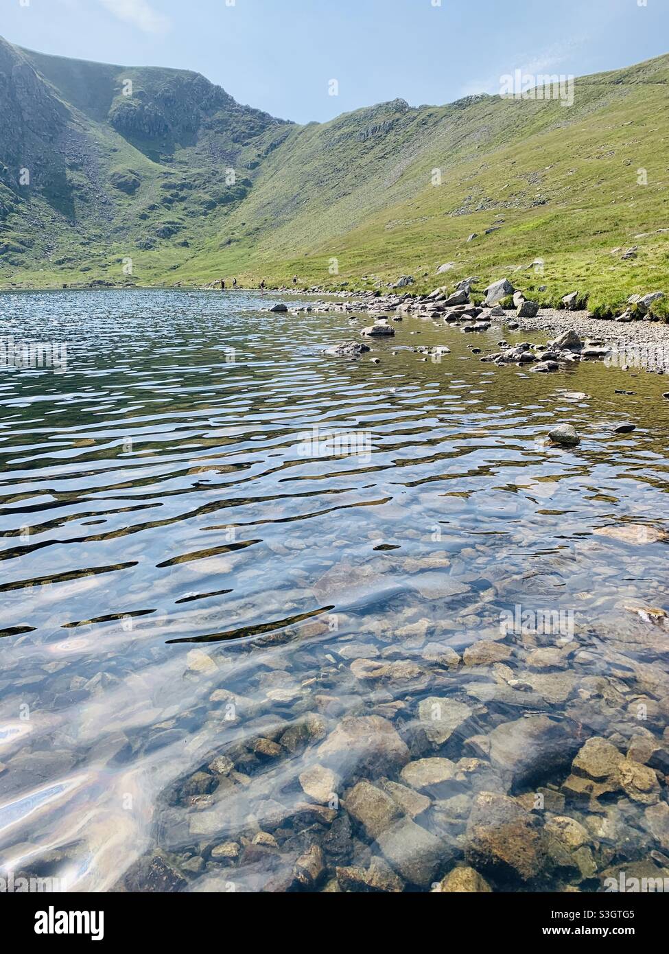 View across red tarn lake to helvellyn mountain Lake District Stock ...
