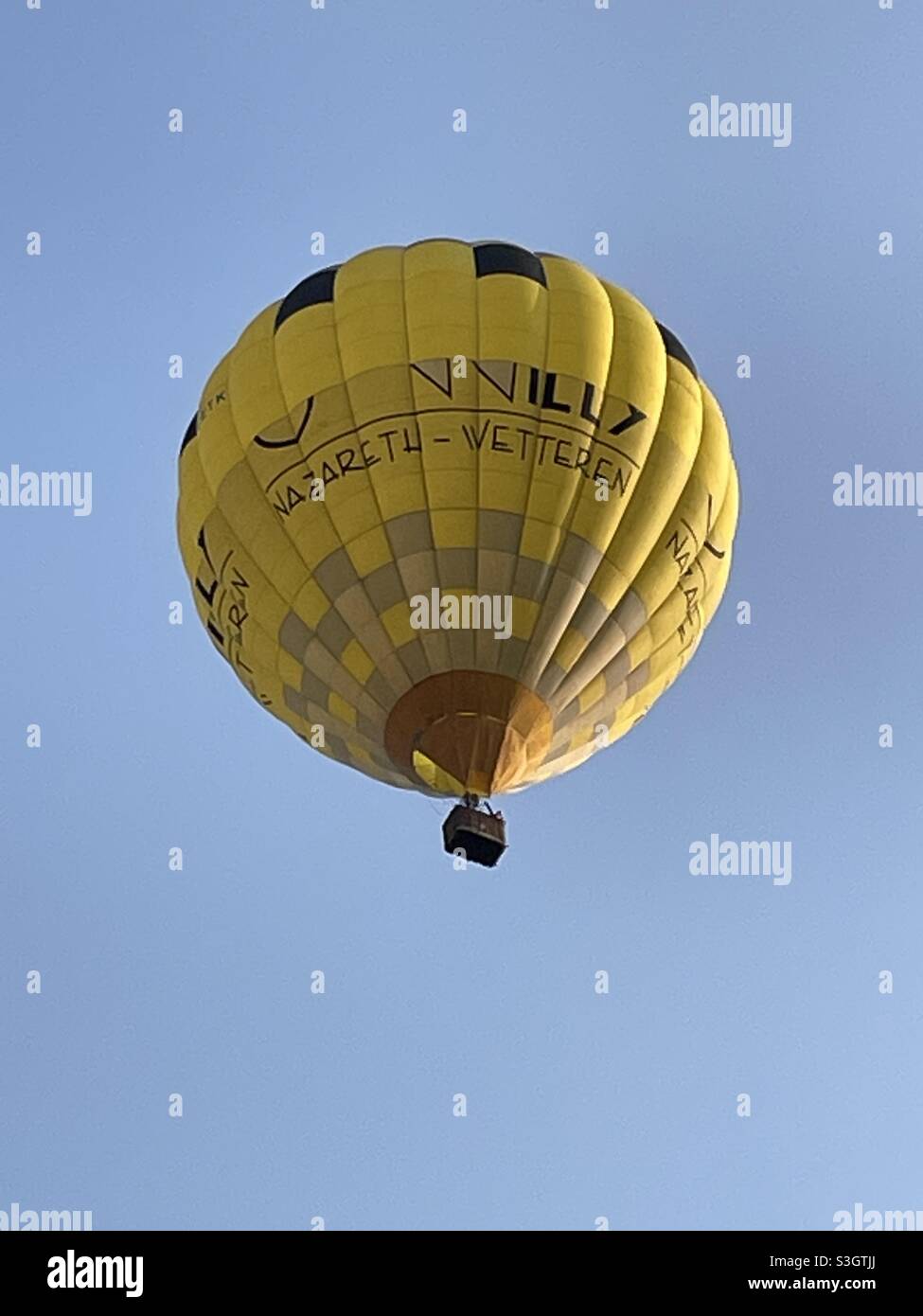 Hot air balloon floating overhead Stock Photo - Alamy