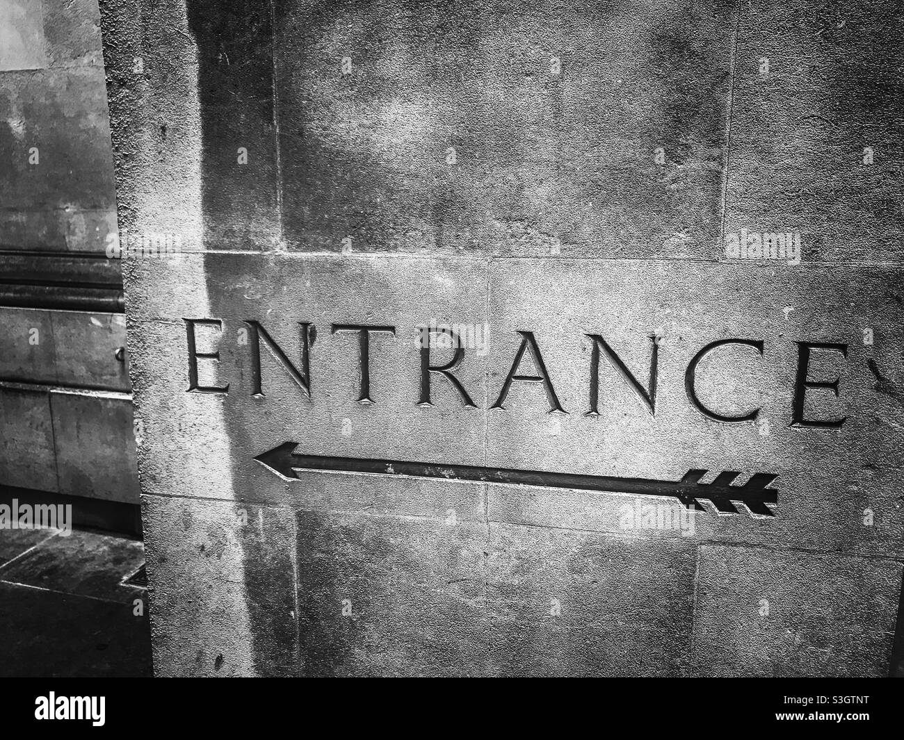 Entrance sign with arrow Black and White Stock Photos & Images - Alamy