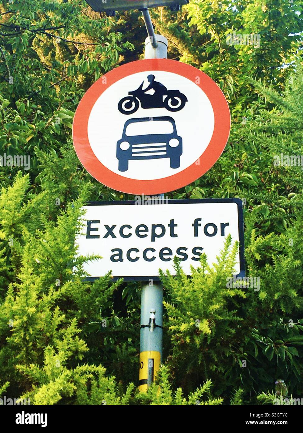 Restricted access for vehicles sign hi-res stock photography and images ...