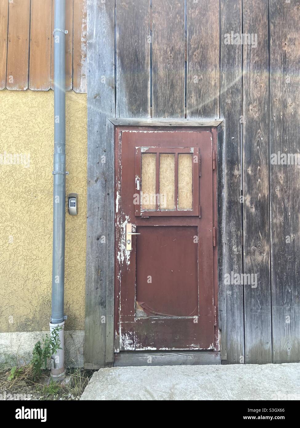 Old access door hi-res stock photography and images - Alamy