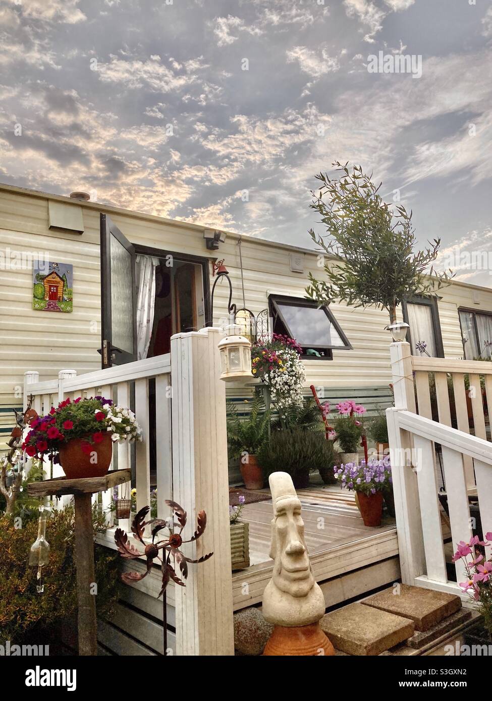 Caravan with flowers hi-res stock photography and images - Alamy