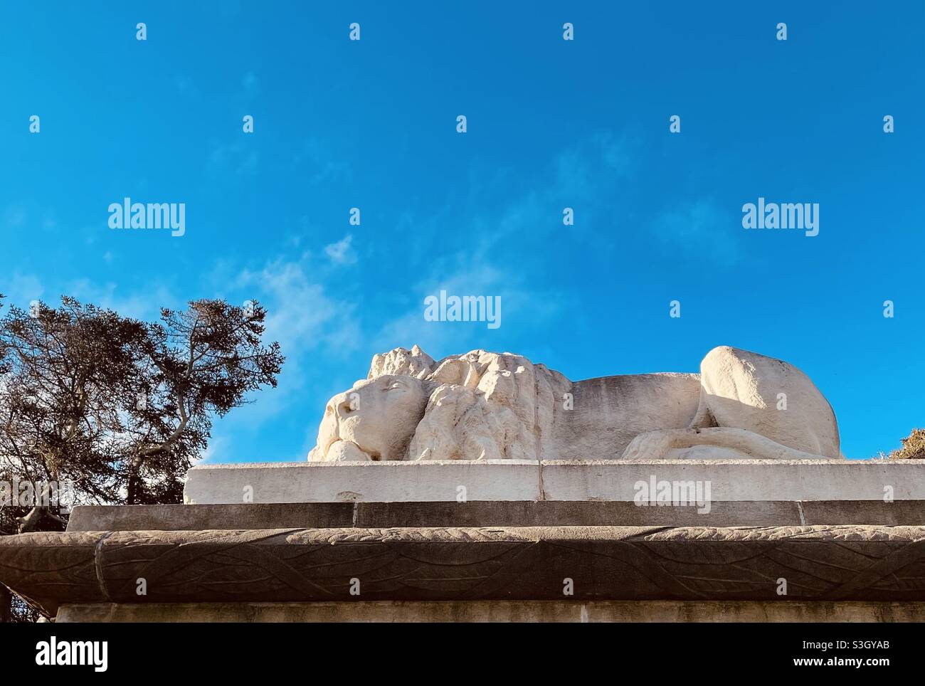 Sleeping lion statue hi-res stock photography and images - Alamy