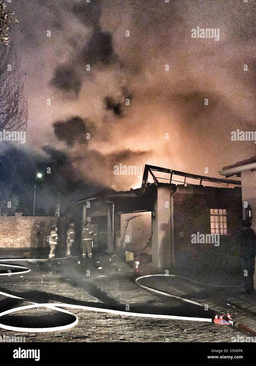 Firemen putting out house fire hi-res stock photography and images - Alamy