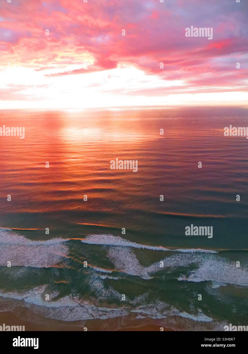 Red ocean hi-res stock photography and images - Alamy