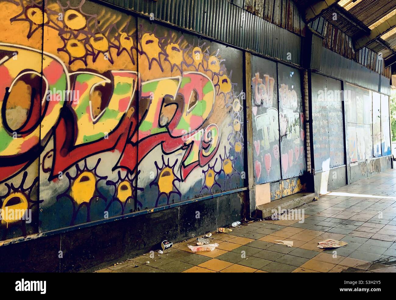 Inner city graffiti & litter Stock Photo - Alamy