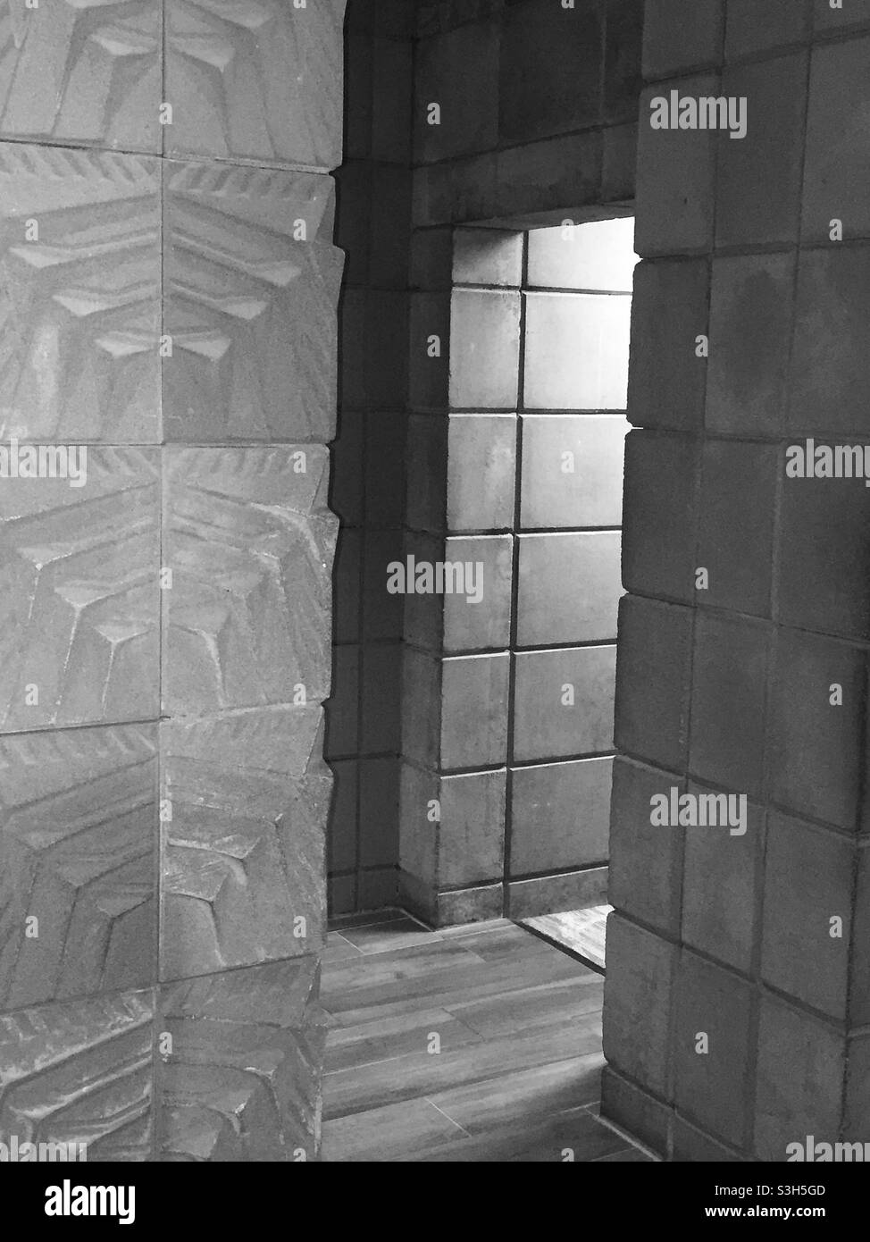 Entrance shadow hi-res stock photography and images - Alamy