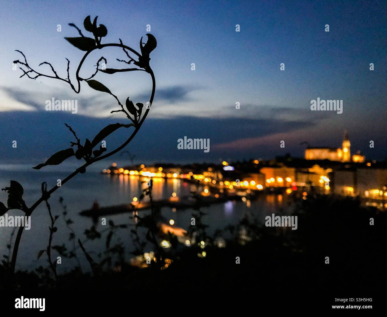 Seaside city scene hi-res stock photography and images - Alamy