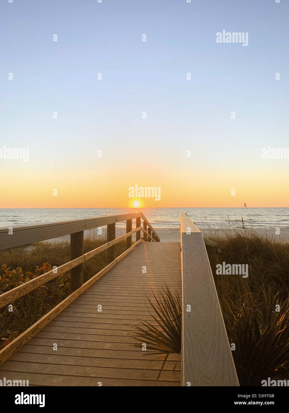 Walkway to beach hi-res stock photography and images - Alamy