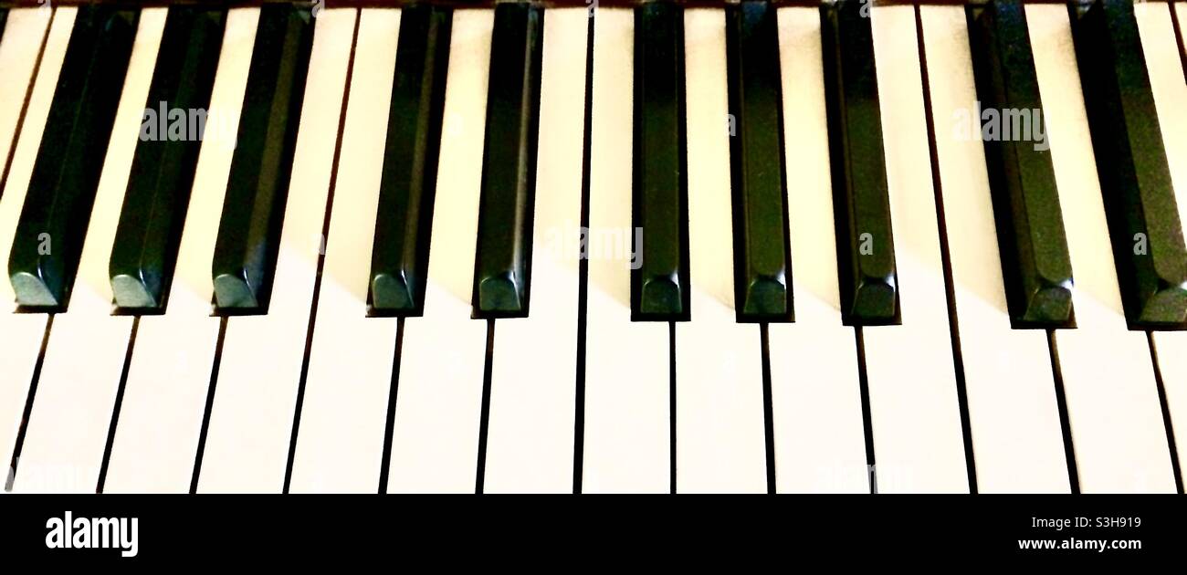 Piano keyboard middle c hi-res stock photography and images - Alamy