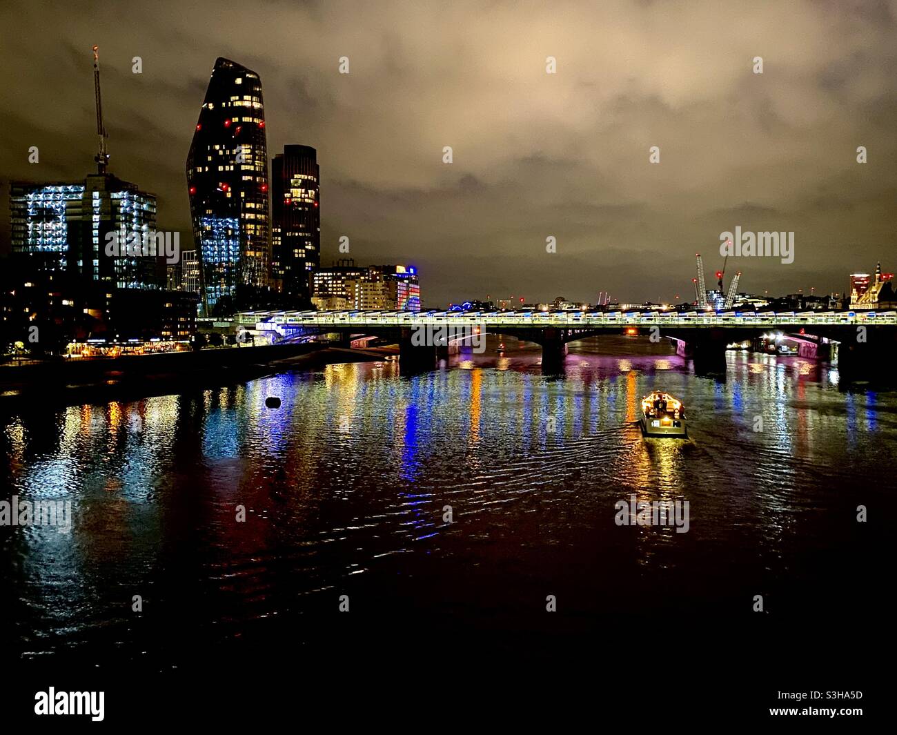 London thames cruise night hi-res stock photography and images - Alamy