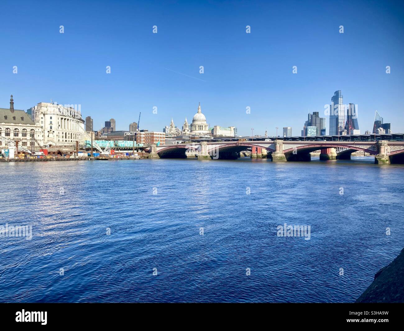 London Thames blue Stock Photo - Alamy