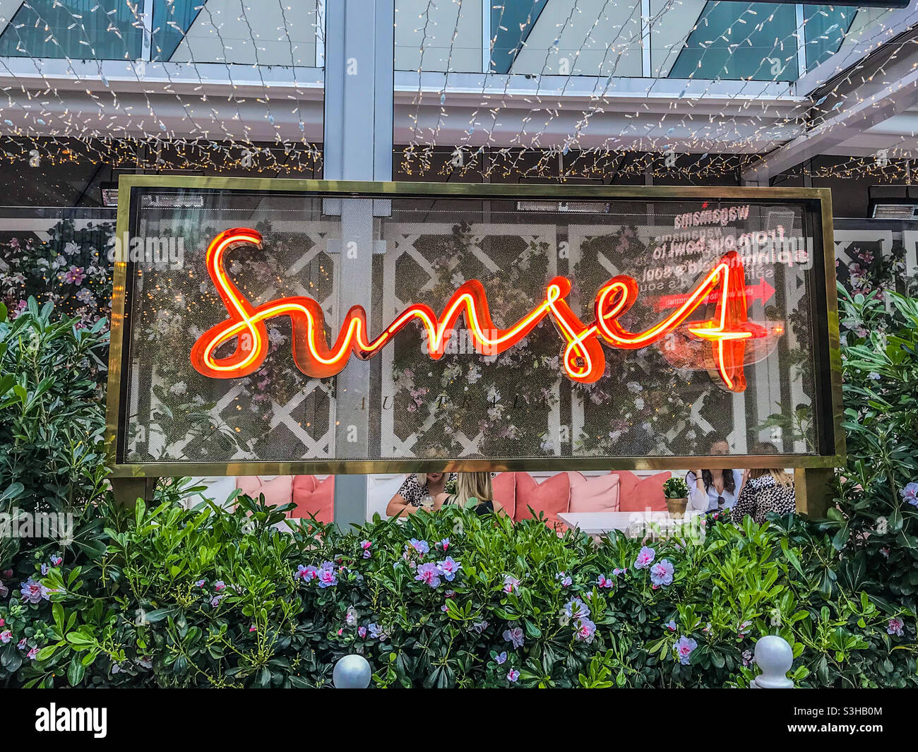 Neón sunset sign Stock Photo - Alamy