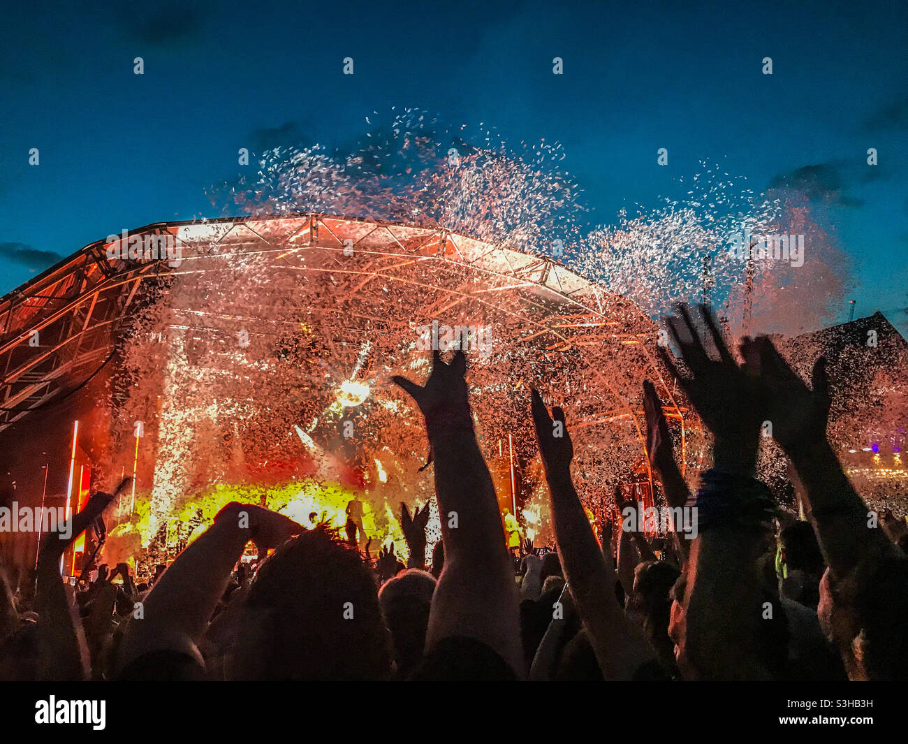 Concert confetti hi-res stock photography and images - Alamy