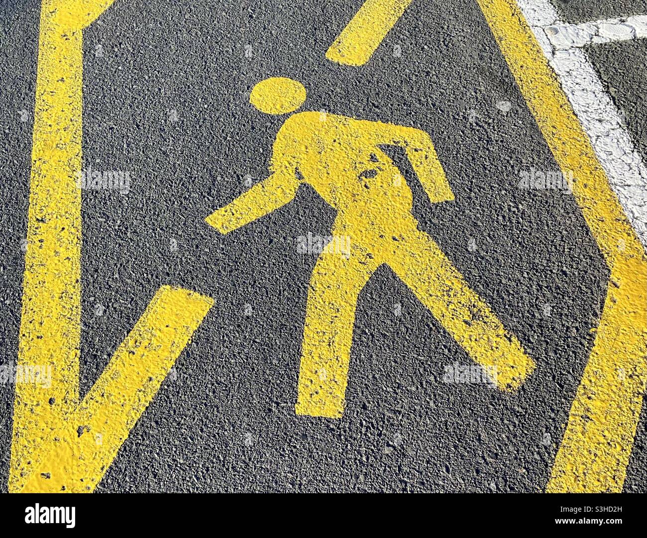 Pedestrian walkway symbol on tarmac Stock Photo - Alamy