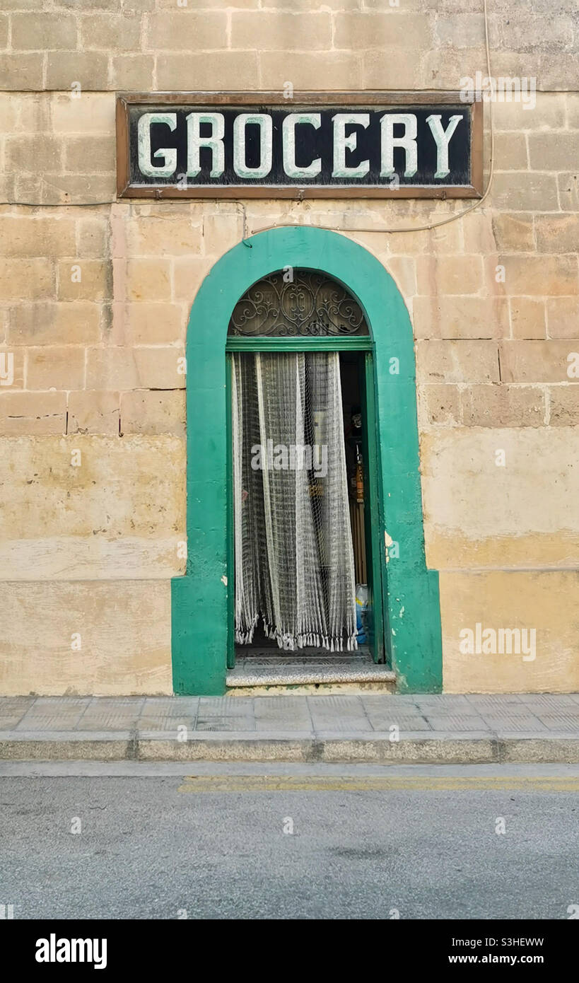 Grocery store front door hi-res stock photography and images - Alamy