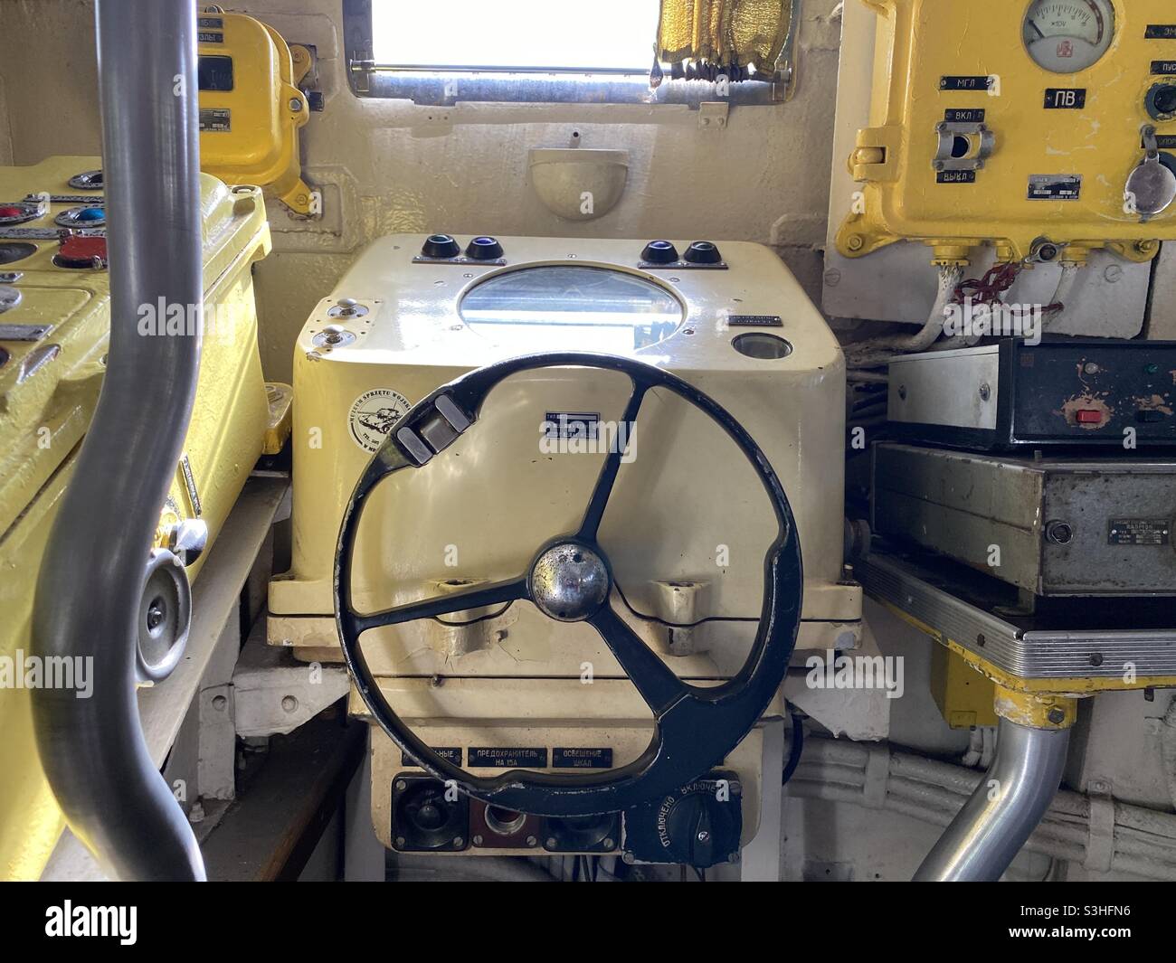 Warship steering wheel hi-res stock photography and images - Alamy