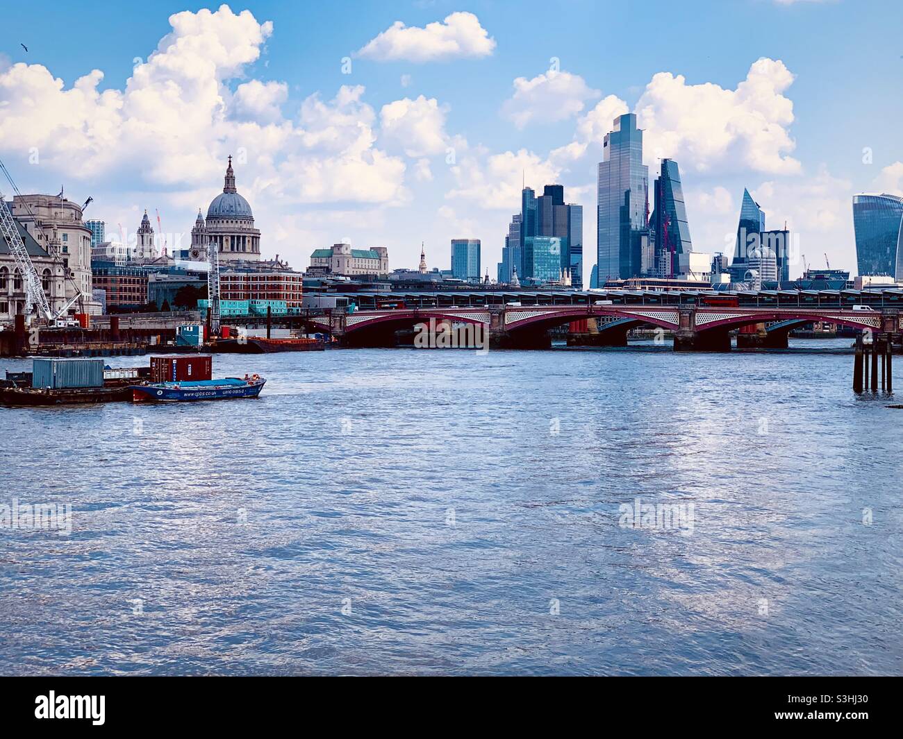 Cityscape thames river hi-res stock photography and images - Alamy