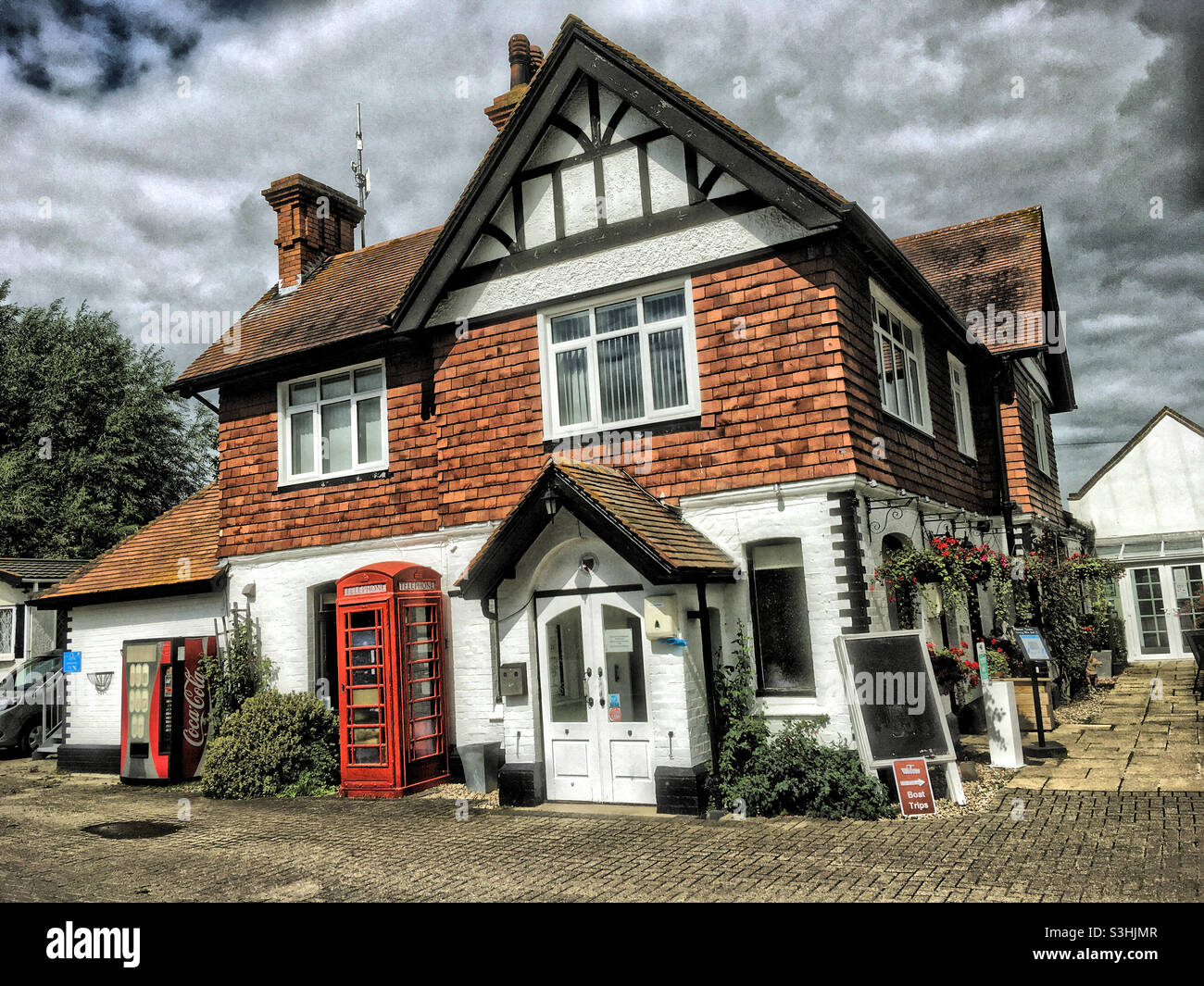 The Dog and Duck Public House, Plucks Gutter, Canterbury, Kent Stock ...