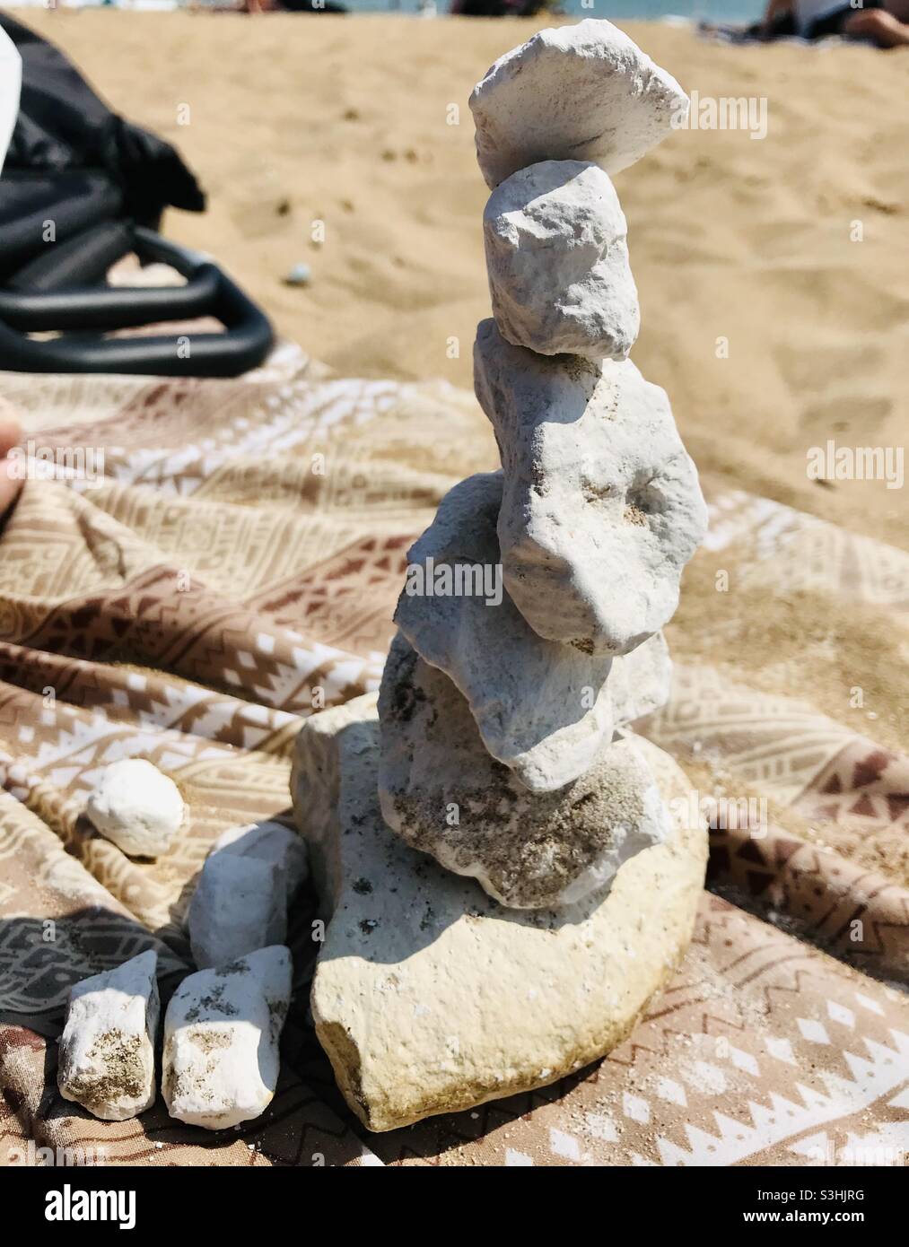Balancing rocks at the beach Stock Photo - Alamy