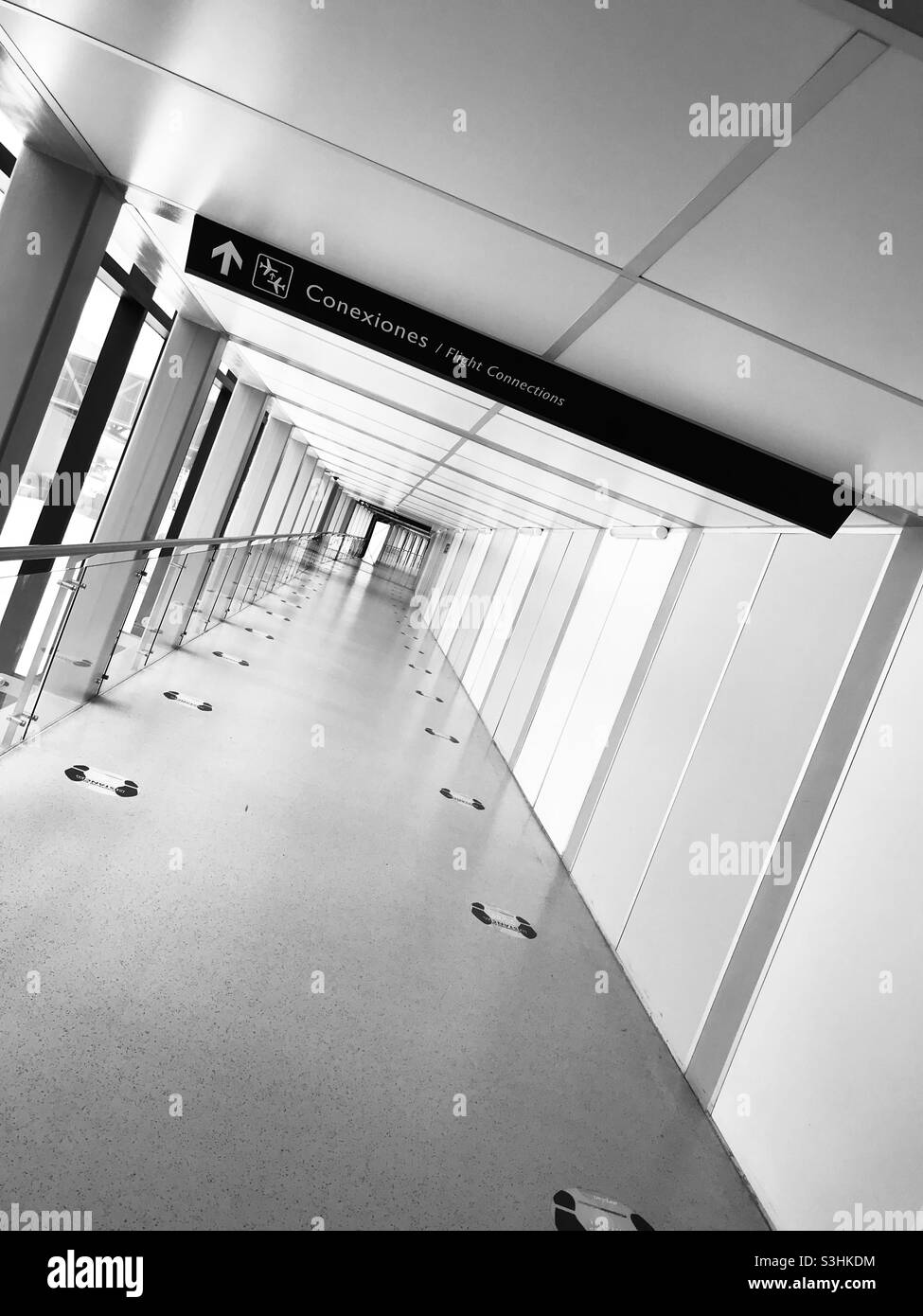 Flight connection hi-res stock photography and images - Alamy