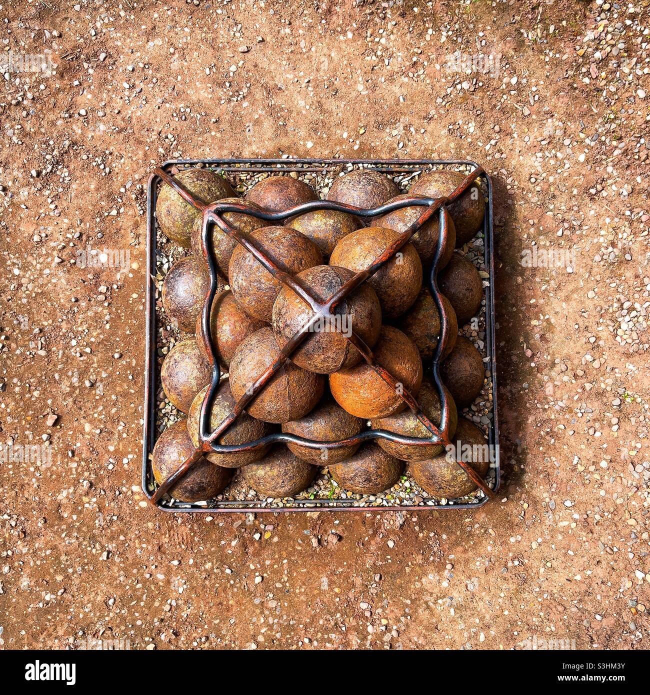 Canon balls hi-res stock photography and images - Alamy