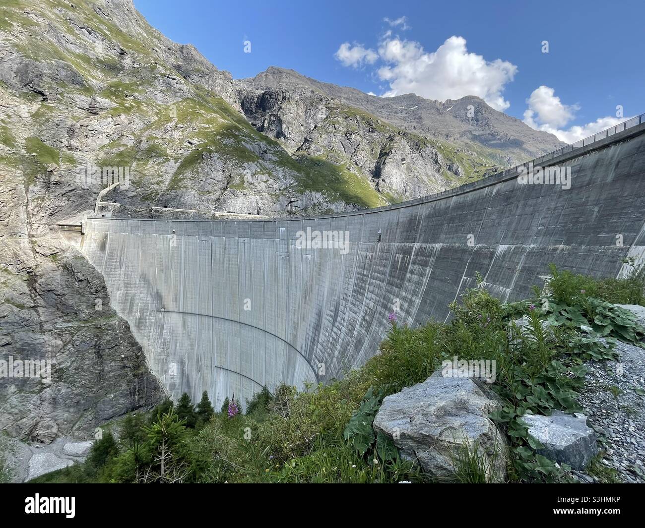 Curved dam hi-res stock photography and images - Alamy