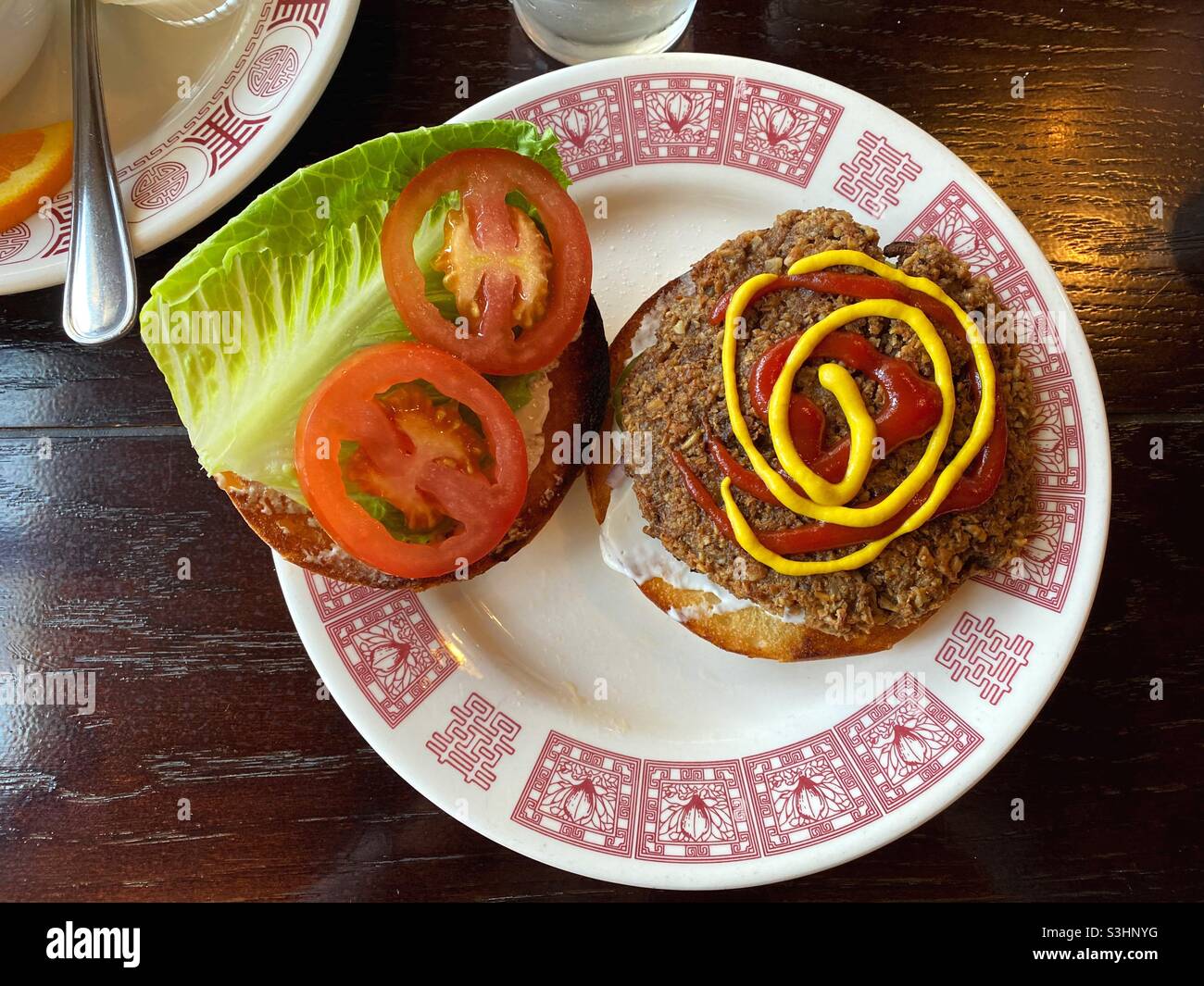 Burger plate hi-res stock photography and images - Alamy
