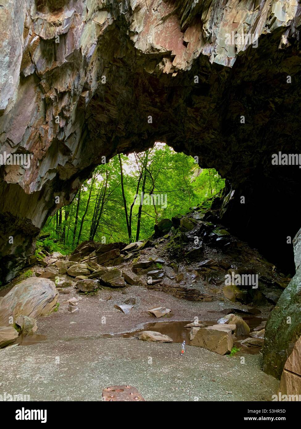 Deep cave hi-res stock photography and images - Alamy