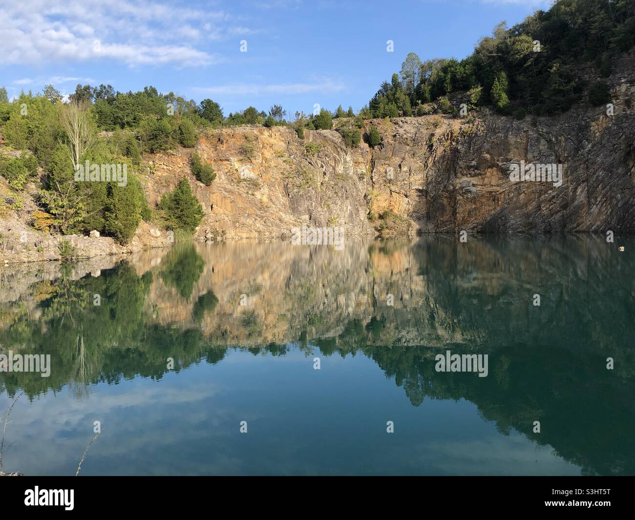 Quarry with blue water hi-res stock photography and images - Alamy