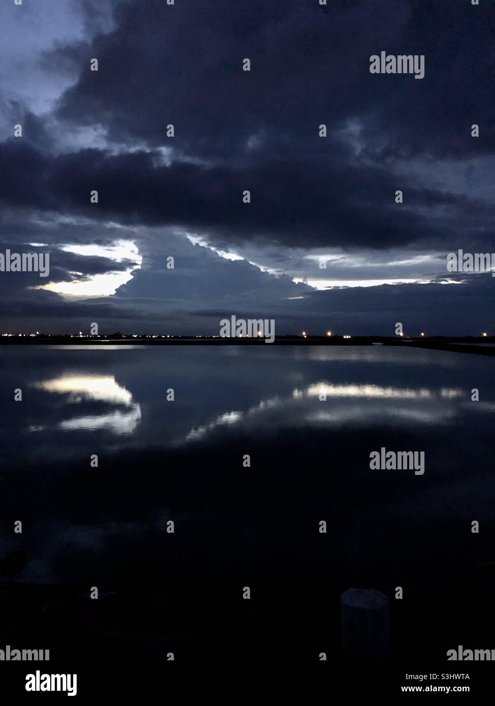 Reflection water hi-res stock photography and images - Alamy