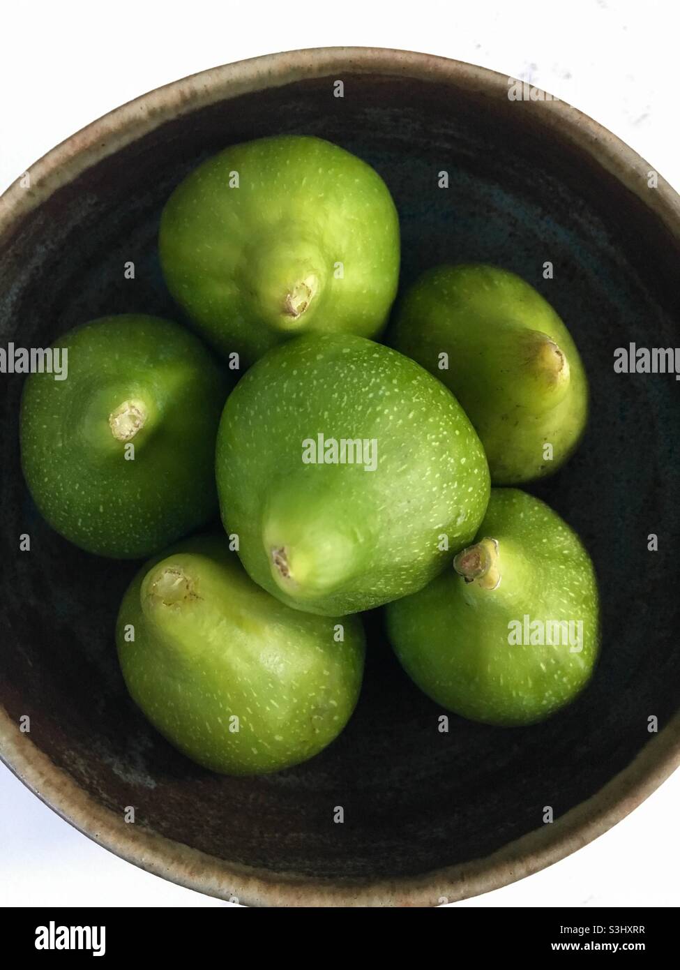 Fresh green figs in a fruit bowl Stock Photo - Alamy