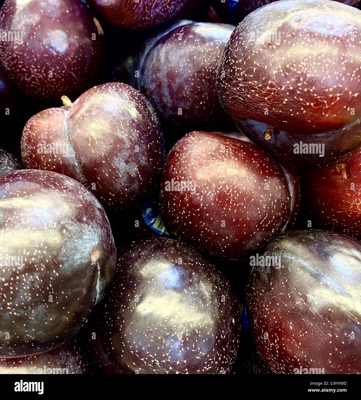 Pluot plums hi-res stock photography and images - Alamy