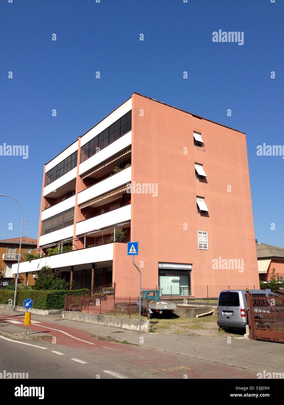 Sunny milan city modern block hi-res stock photography and images - Alamy