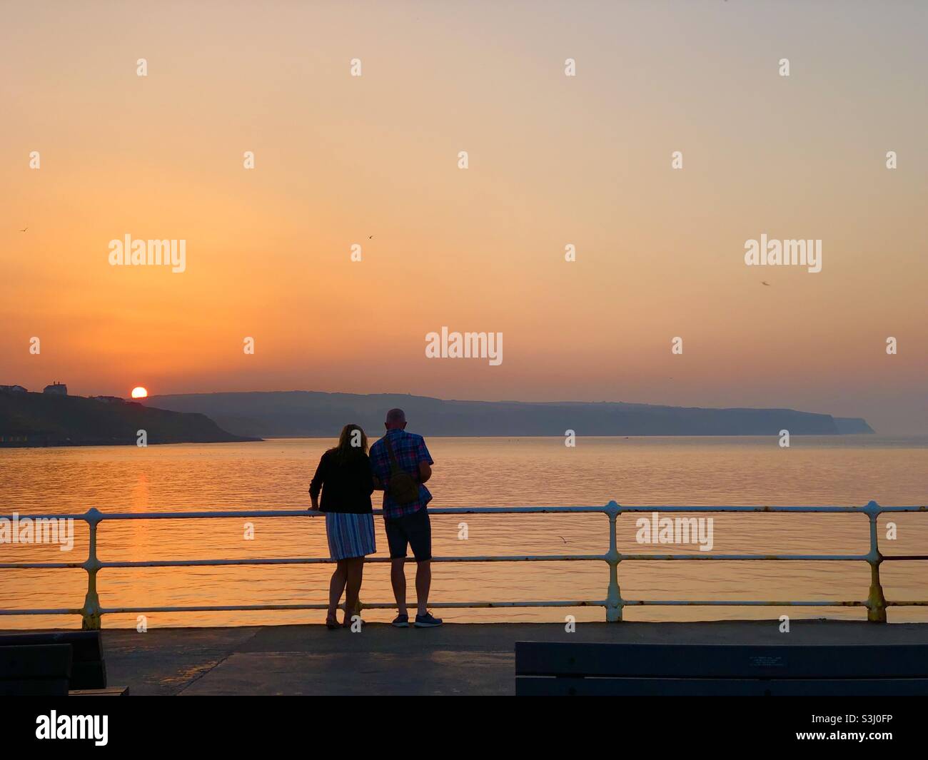 Couple watching sunset sun set hi-res stock photography and images - Alamy