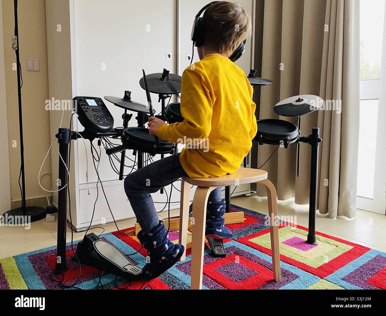 Little boy playing on an electric drum kit Stock Photo - Alamy