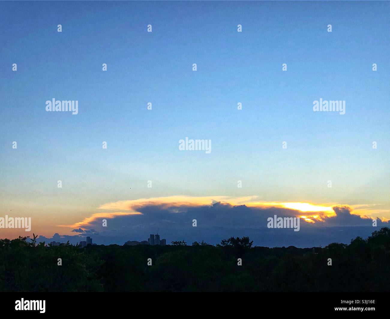 A setting sun on the horizon on a clear evening Stock Photo - Alamy