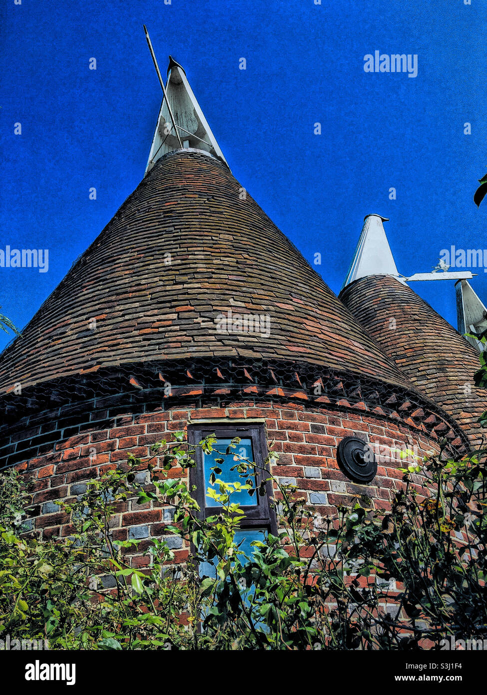 Oast house in kent hi-res stock photography and images - Alamy