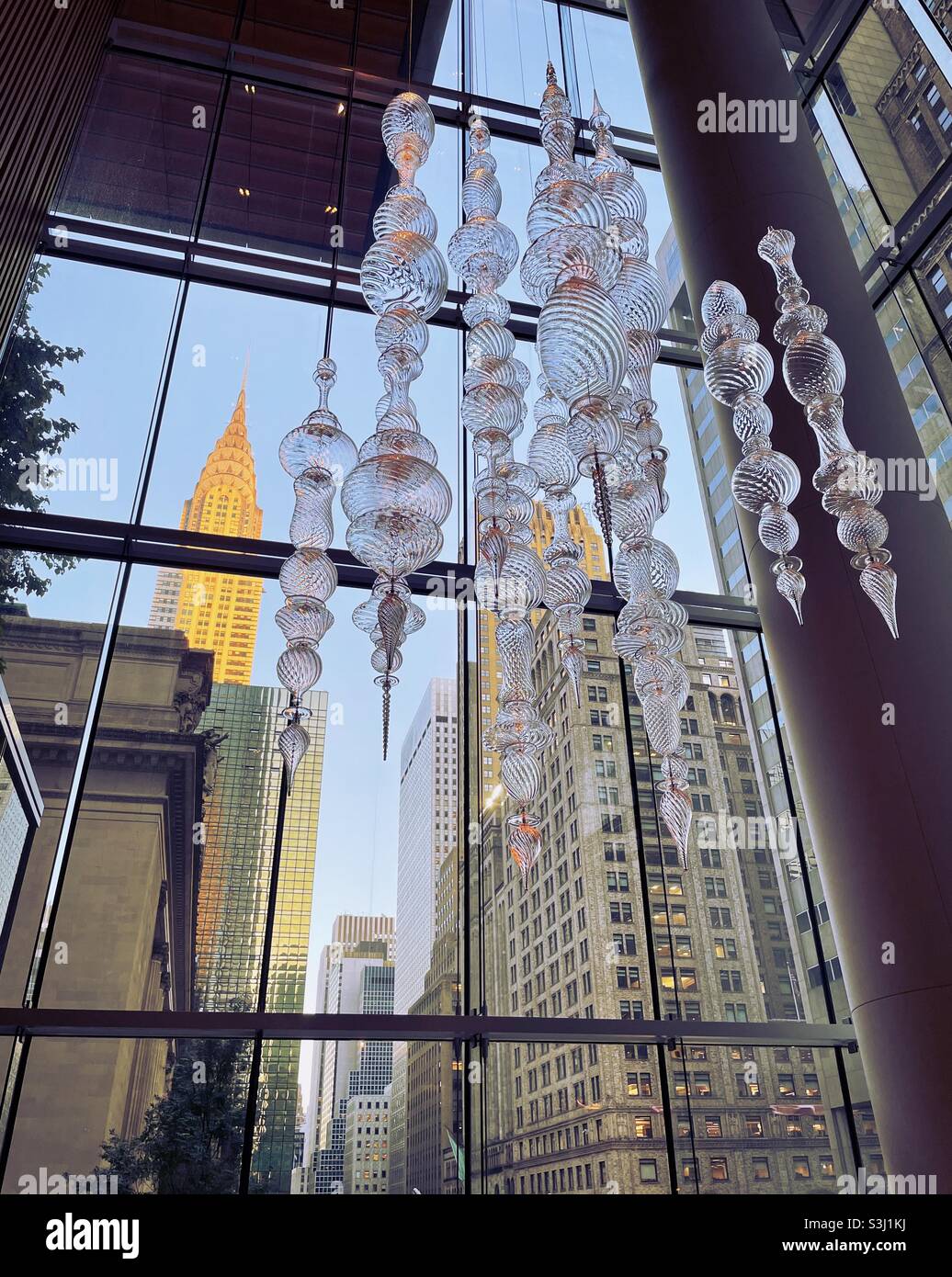 Crystal chandelier in Le Pavillon French restaurant located in One ...