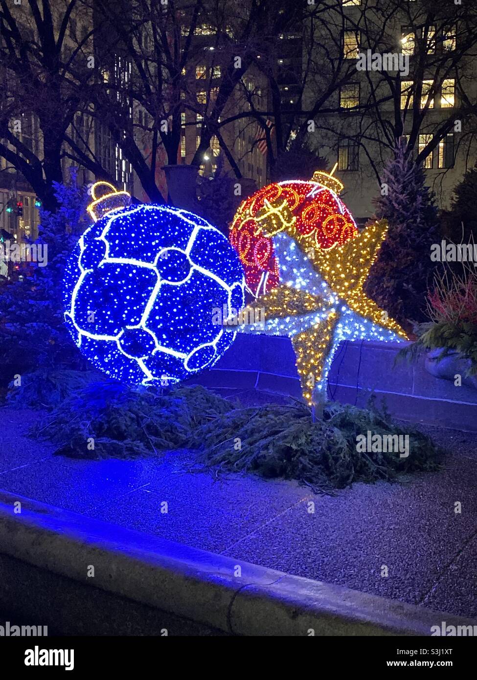 New york christmas decorations hi-res stock photography and images - Alamy